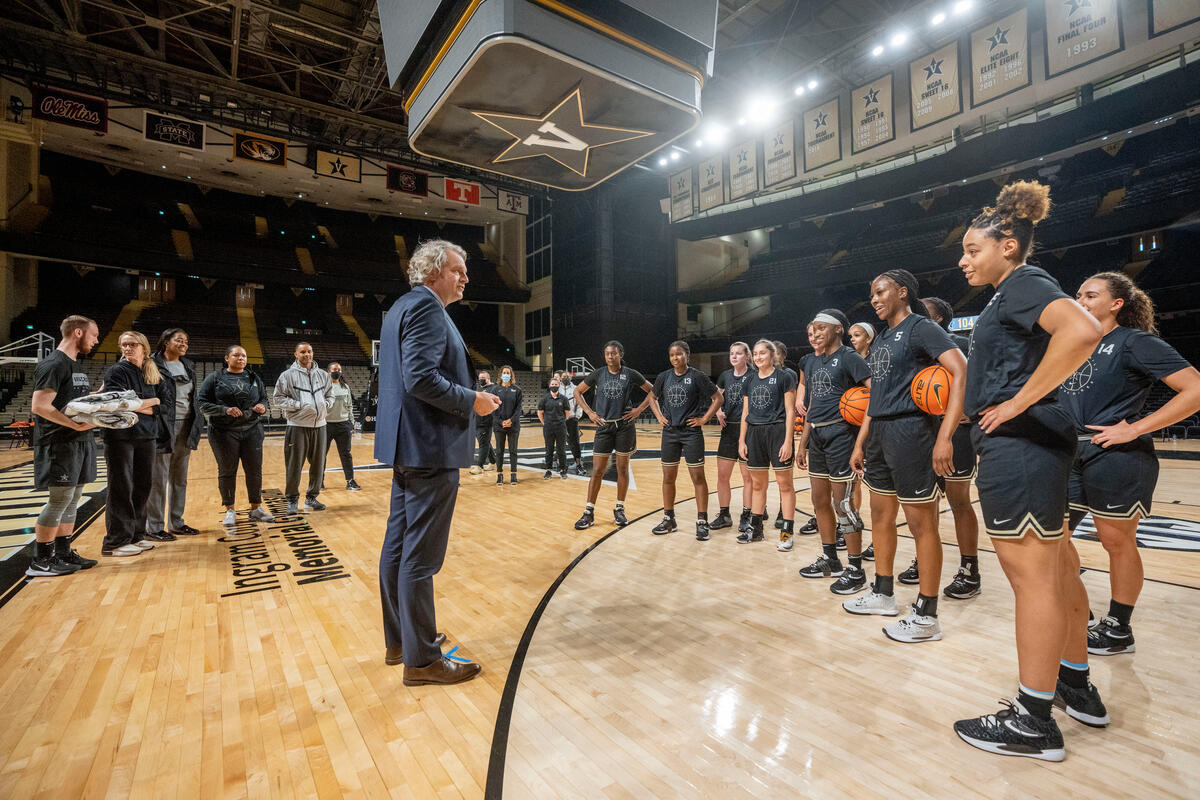Chancellor visits basketball teams practice | Vanderbilt University