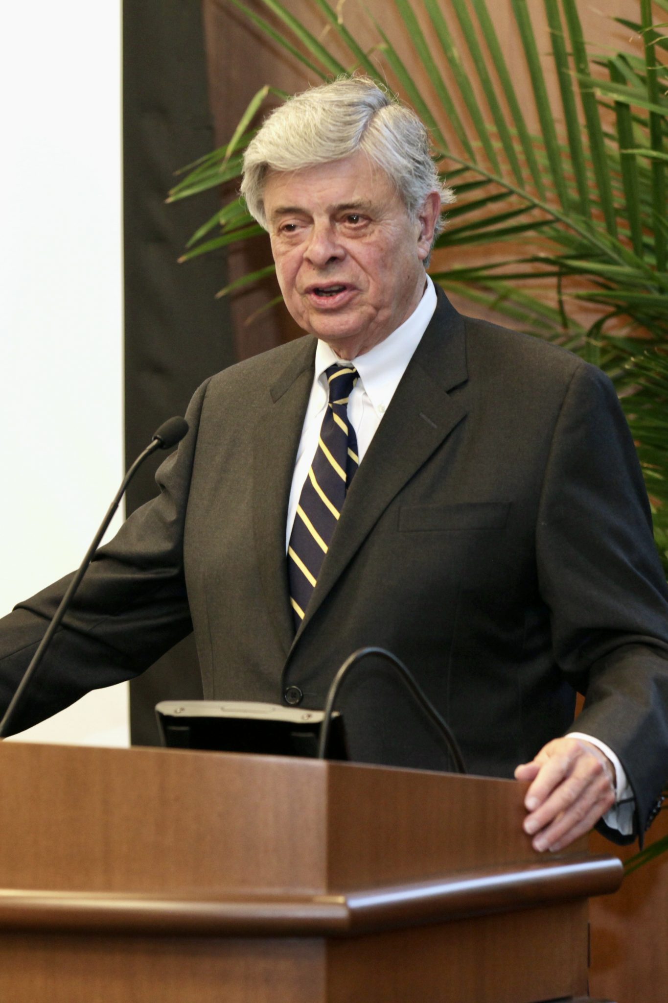 U.S. senator and ambassador Jim Sasser, BA’58, JD’61, dies at 87 ...